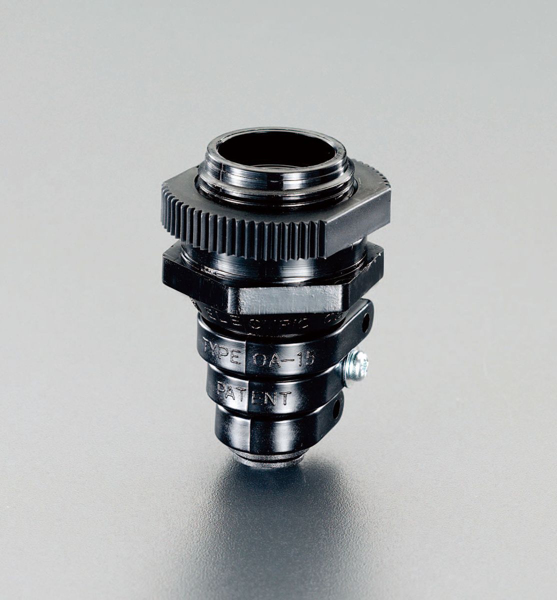 ●適用ケーブル径:4-12mm●取付穴径:21mm●取付ねじ:CTG16●材質:軟質塩化ビニール電線引出部の断線を防ぎます。使用する電線径に合わせてカットし、使用します。000012202320　