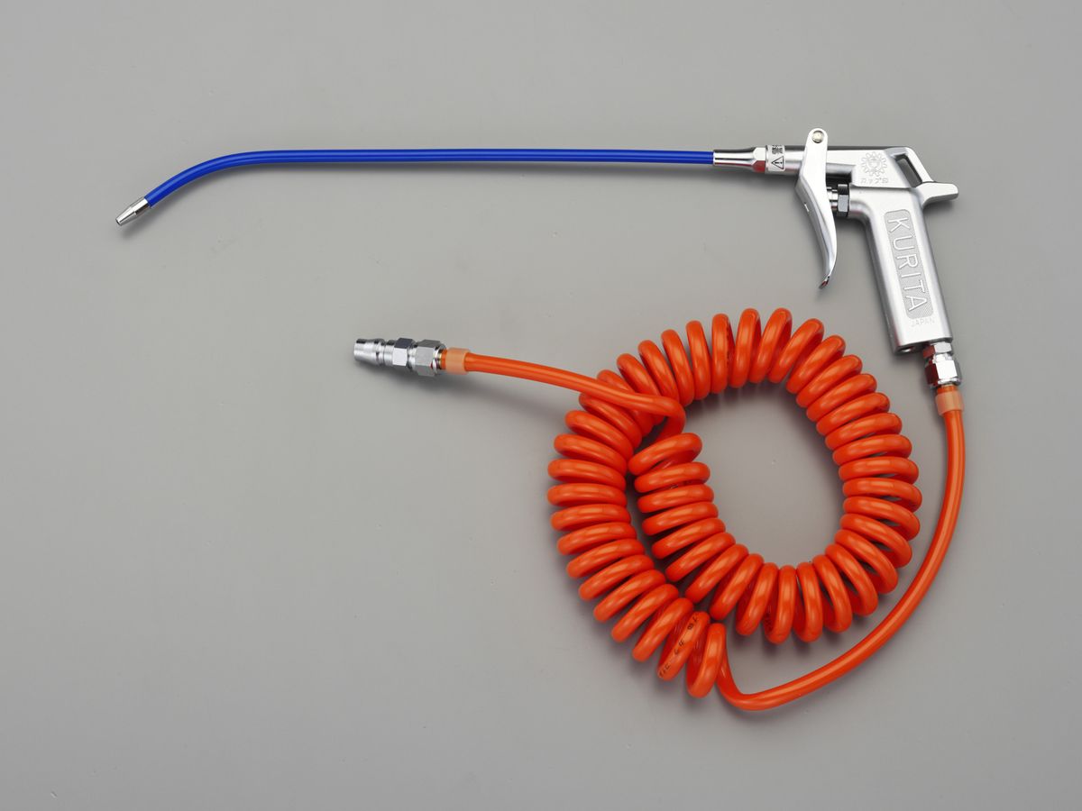 穴径：2.3mm常用圧力：0.69MPaエアー量：140L/minホース全長：5m使用範囲：3.5mノズル長：300mm(大きく曲がります)本体材質：アルミダイカスト付属品：プラグ重量：436g000012001645　