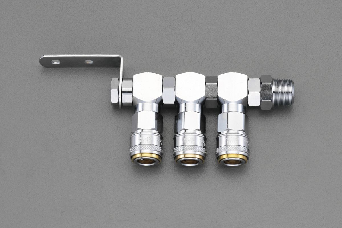 材質：鋼鉄・真鍮使用圧力：1.0MPa取出：ソケット取入：R(PT)1/2"分岐：3連機構：自在プラグをソケットに押し込むだけで簡単に接続できます。スイベル式000012095476　