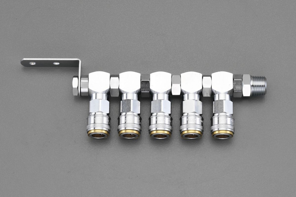 材質：鋼鉄・真鍮使用圧力：1.0MPa取出：ソケット取入：R(PT)1/2"分岐：5連機構：自在プラグをソケットに押し込むだけで簡単に接続できます。スイベル式000012095486　
