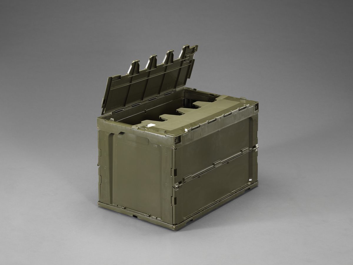 ●容量:92.2L●サイズ（外寸）:649×439×340（H）mm●サイズ（内寸）:600×406×390（H）mm●有効内寸:599×404×381（H）mm●カラー:ODグリーン●材質:ポリプロピレン●折りたたみ時全高:91mm積み重...