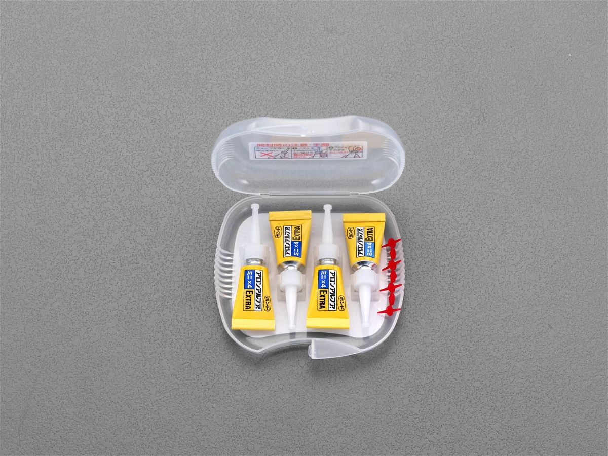 ●内容量:0.5g×4●色:無色透明●成分:シアノアクリレート系●総重量:31g●使用温度:常温金属、陶磁器、硬質プラスチック、合成ゴムの接着に。強力で、しみ込みやすい材料にも使用できます。1回使い切りタイプ4本入り。00001225961...