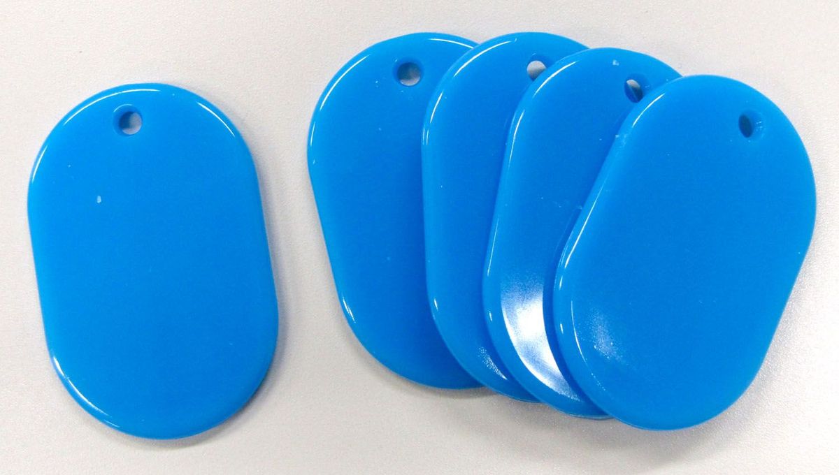 材質：アクリルカラー：スカイブルー形状：小判型サイズ：45X30X2mm重量：約19g（1パック当り）穴径：2mm入数は5枚入りです。000012235682　