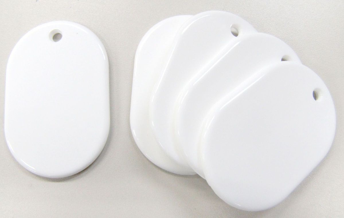 材質：アクリルカラー：クリーンホワイト形状：小判型サイズ：45X30X2mm重量：約19g（1パック当り）穴径：2mm入数は5枚入りです。000012235686　