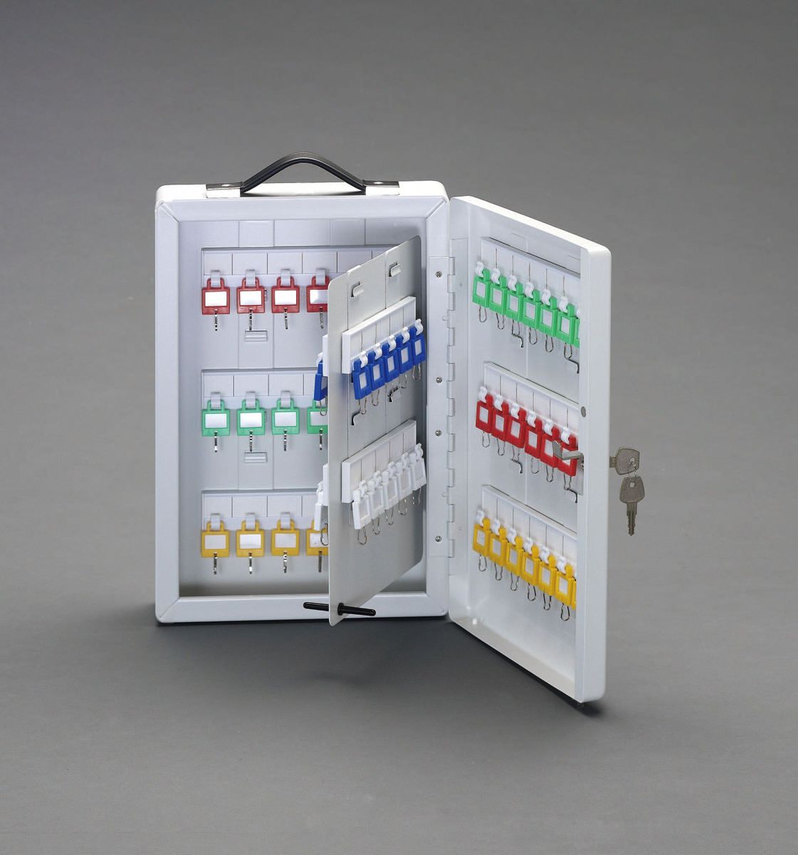 ●キーハンガー数:60個●サイズ:250×90×370(H)mm●材質:スチール●重量:3.64kgキーホルダーは書き込み可能な用紙がついています。フックで簡単に鍵を取り付けることができます。持ち運び用取っ手付き鍵2本付壁掛け用ネジ付000...