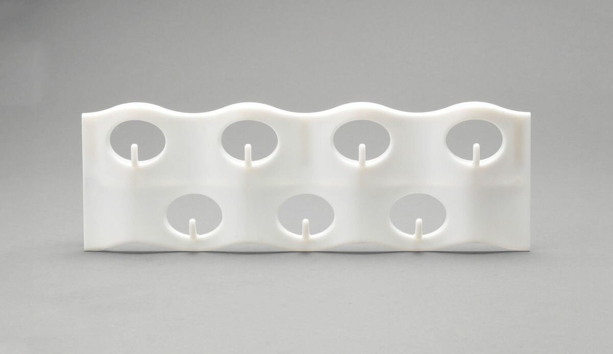 ●材質:プラスチック●サイズ:259×83×10(t)mm（突起部分を除く）●フックサイズ:4×15(H)mm●重量:-約36g●取付穴:2ヶ所●取付穴径:4mm鍵が7個掛けることができます。ネジか両面テープで壁面に取り付けてください。(ネ...