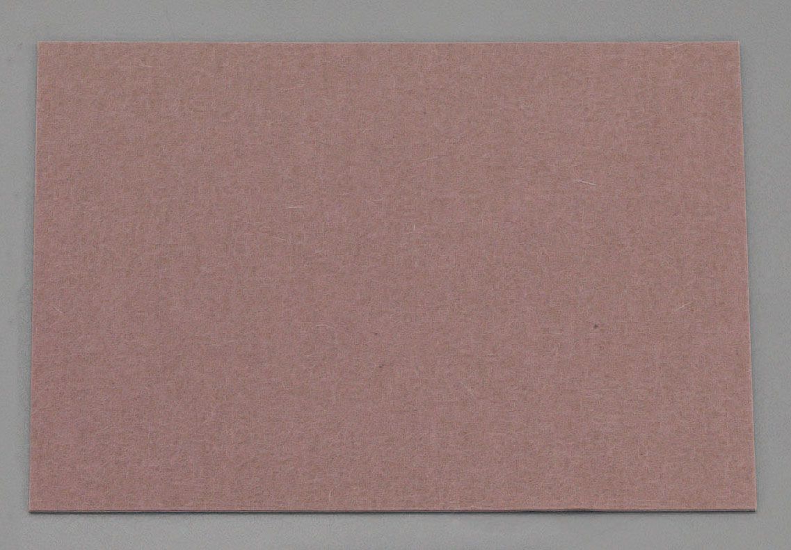 ●材質:硬質フェルト（ウール60％特殊フェルト）●サイズ:200×280mm●厚み:2mm●入数:1枚入り粘着タイプ（剥離紙付）自由にはさみで切って使えます。フローリング等のキズ防止、防振、防音に床を傷付けず、ほつれない。フローリング床暖房...