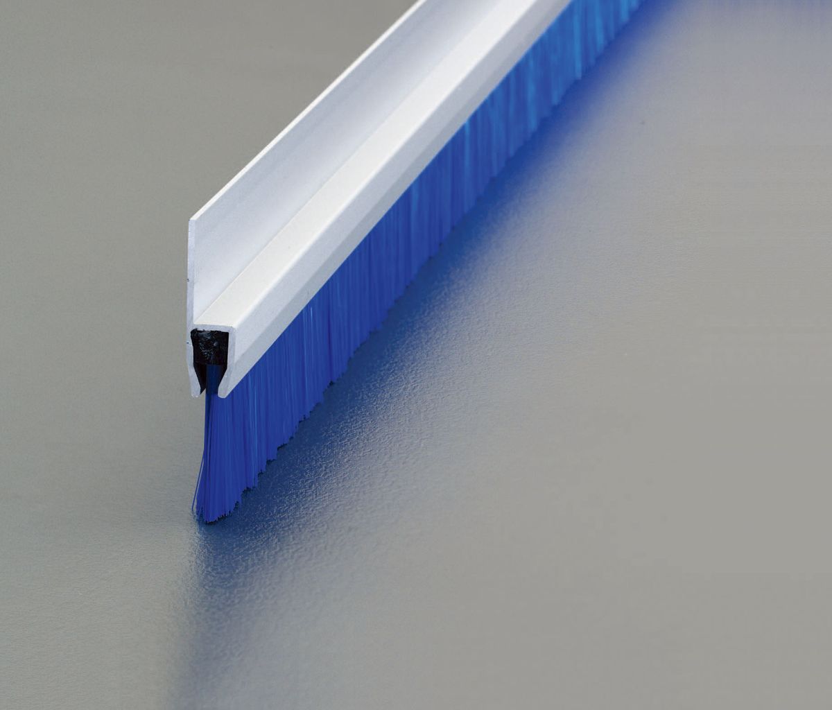 材質：PBT色：青長さ：100mm毛丈：25mm全高：60mmブラシ径：0.2mm取付：ビス穴加工が必要です。000012218517　