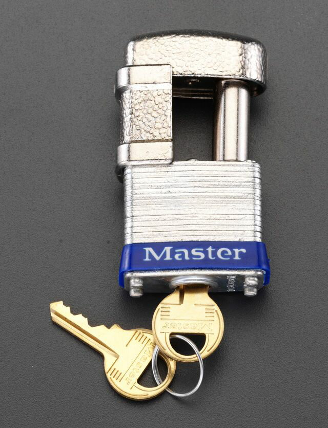 ●材質:ハードスチール●幅(mm):40●ツル径(mm):11●クリアランス(mm):タテ:29、ヨコ:11鍵2本付ケーブルやチェーン用のカギとして最適です4ピリタンブラーシリンダーでピッキングがしにくくなっています。シャッフルガードプロテ...