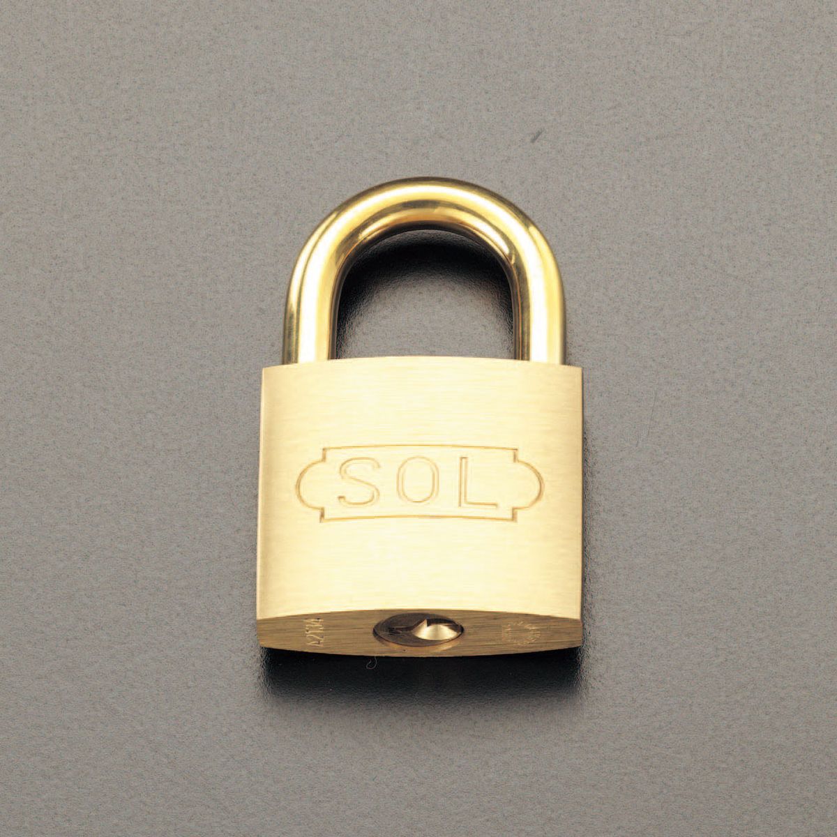 ●材質:真鍮●幅(mm):15●ツル径(mm):2.7●クリアランス(mm):タテ:10.3、ヨコ:8.3同一キー鍵3本付000012266741　