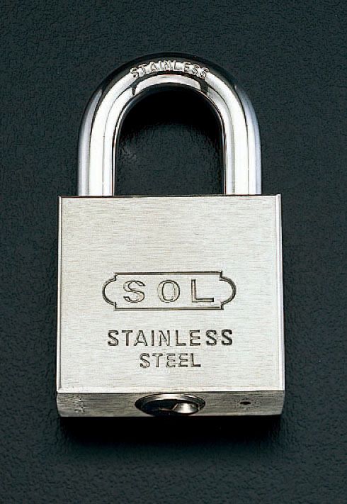 ●材質:本体・ツル:SUS304、シリンダー:真鍮●幅:40mm●ツル径:7.2mm●クリアランス:タテ:22.4mm、ヨコ:18.9mm同一キー鍵3本付000012203032　