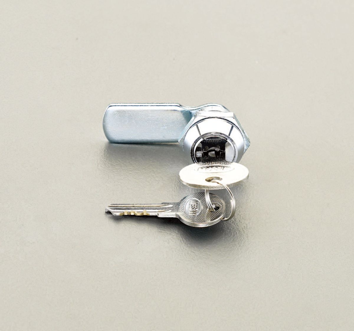 ●グリップ幅:16.5mm●カム長:33mm●適用板厚:6.5mm●材質:クロム仕上げダイキャスト亜鉛合金●鍵の回転角度:90°●マウンティングホールサイズ:M19000012218968　