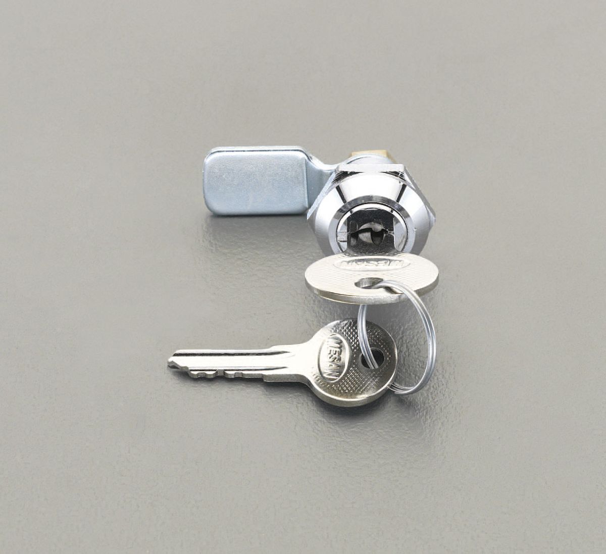 ●グリップ幅:16.0mm●カム長:30mm●適用板厚:5.0mm●材質:ダイキャスト亜鉛合金クロムメッキ鍵2個付き000012218978