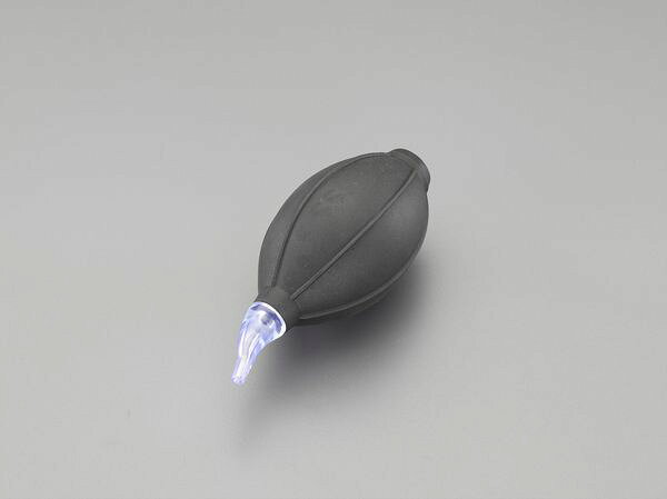 サイズ：φ54×125mm材質：本体部：シリコン、先端部：PVCカラー：ブラックペンギンの嘴をイメージした独自のくびれを持つペンギンノズルを搭載したブロアーです。狙った場所に吹き付けやすく、手に馴染みやすいサイズ感で連続噴射しても疲れにくい...