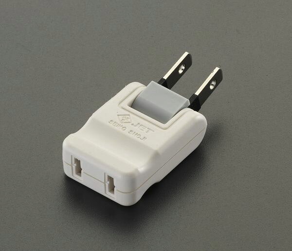 定格容量：15A・125V(1500W)コンセント：1個サイズ：31(W)×14(D)×43(H)mm重量：25g色：ホワイトスイングプラグ(絶縁カバー付)プラグの出っ張りを解消しコンセントスペースを有効活用できます。プラグはホコリや湿気に...
