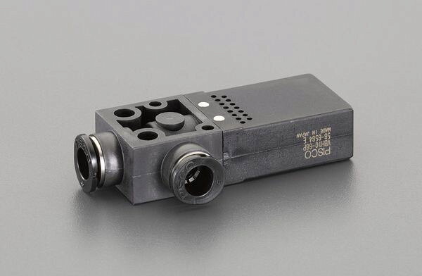 適応チューブ：φ6mm使用流体：空気使用温度範囲：0〜60℃使用圧力：0.5MPa吸込流量：28L/min到達真空度：-93kPa消費流量：46L/min圧縮空気を真空に変化させ、真空パッドと組み合わせることでワークの搬送に利用できます。E...