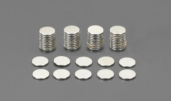 材質：プレート：ニッケル磁石：ネオジウム磁石極性：N極吸着力：0.8kgfサイズ：φ15×1mm使用温度：80℃以下粘着付50個入りEA781EE-35楽天 JP店　