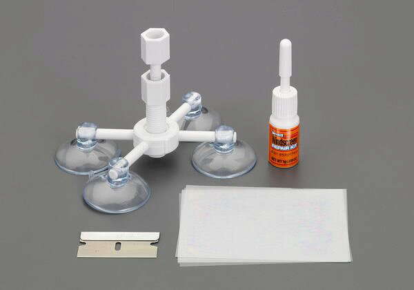 内容量：1g(約5回分)使用温度範囲：常温色：透明硬化時間：5〜15分US特許取得の4点ポジショニングツールで、初めての方でも作業しやすく簡単にフロントガラスのキズ補修ができます。浸透性に優れた特殊レジンがキズに浸透・硬化することでキズの広...