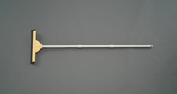 材質：ヘッド部：ポリプロピレン・クロロプレンゴム、柄：スチールパイプにポリエチレン接着被膜ゴム幅：400mm全長：1,365mm入数：1本水切り用押し引きに応じてゴムの角度が変わるので除水がスムーズです。EA928CC-121A楽天 JP店　