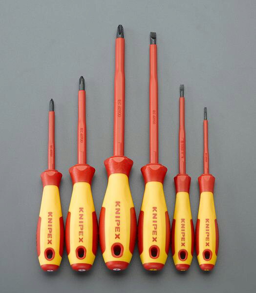 （+）ドライバー（先端×軸長）:#1×80mm#2×100mm#3×150mm（-）ドライバー（刃幅×刃厚×軸長）:2.5×0.4×75mm4.0×0.8×100mm6.5×1.2×150mm1000V絶縁工具袋付工具袋は予告無く色や材質を...