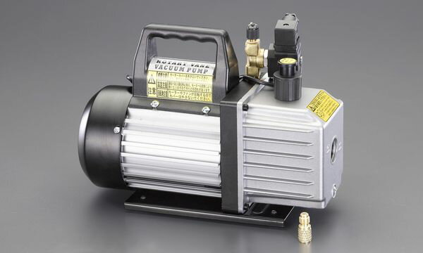 ローター方式：ツーステージ電源：AC100V回転数：2800rpm(50Hz)、3400rpm(60Hz)サイズ：134(W)×320(D)×232(H)mm接続口：UNF7/16-20(1/4”フレア)重量：10.8kgアダプター：UNF...