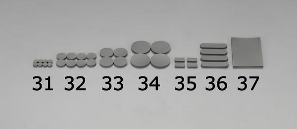 材質：非移行性ゴムサイズ：φ28×3mm入数：4枚床のキズ防止や、防振、防音効果があります。接着テープ付EA979DA-33楽天 JP店