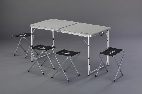 〈テーブル〉 ・材質 天板：合成樹脂化粧合板、 フレーム：アルミニウム ・高さ3段階調整〈チェアー〉 ・使用時サイズ：300×330×370(H)mm ・材質 フレーム：スチール、 シート：ポリエステルチェアーは折りたたんでテーブルにオール...