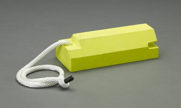 側面のくぼみにロープを繋いでタイヤを固定できます。材質：耐衝撃ウレタンナイロンロープ付（914mm）耐油性に優れています。サイズ：356(W)×152(D)×102(H)mm重量：2.8kg000012294146楽天 JP店　