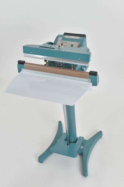 シール幅：10mmシール長（Max）：450mm電源：100V(50/60Hz)消費電力：1050Wサイズ：550(W)×360(D)×850(H)mm重量：28kg材質：アルミダイキャスト最大厚み：0.6mm以下シール種類：溶着ペダルを踏...