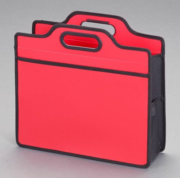 サイズ(W×D×H)mm：365×110×330カラー：レッド材質：再生PPシート製A4よこ型用正面にはクリアホルダーやパンフレットなどを収納できる薄型ポケット付両側面にはペンや携帯電話などの小物収納に便利な布製ポケット付上部には筋押し加工...