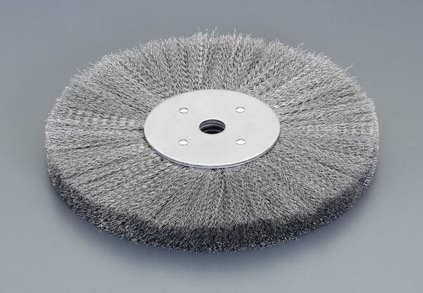 外径：200mm穴径：19mm線径：0.3mm最大回転数：3,800rpm材質：スチール幅：22mmブラシのロック方法が通常のリングロック式ではなく、フランジロック方式の為、最後までブラシの偏りを抑え、高精度な作業が可能入数：1個EA818...