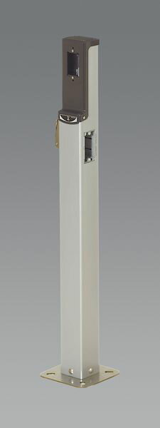 色：シルバー取付ピッチ：140×140mm(適応：M8アンカーボルト)サイズ：90×90×1100mmベースサイズ：200×200×2.3(T)mm電源取付：2箇所(正面・側面)仕上り高さ：1100mmタテ長のEVコンセントの設置に壁の無い...