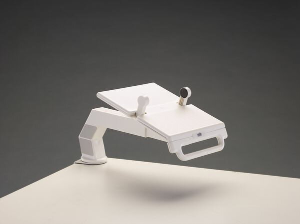 電話台サイズ：幅140〜200前後作動範囲：315〜395mm耐荷重：1kgベース回転範囲：360°クランプ取付厚：60mm以下、奥行40mm以上支柱高さ：140mm重量：1.35kg強化ポリエチレン製ホルダー部分は360°回転し、手前に2...