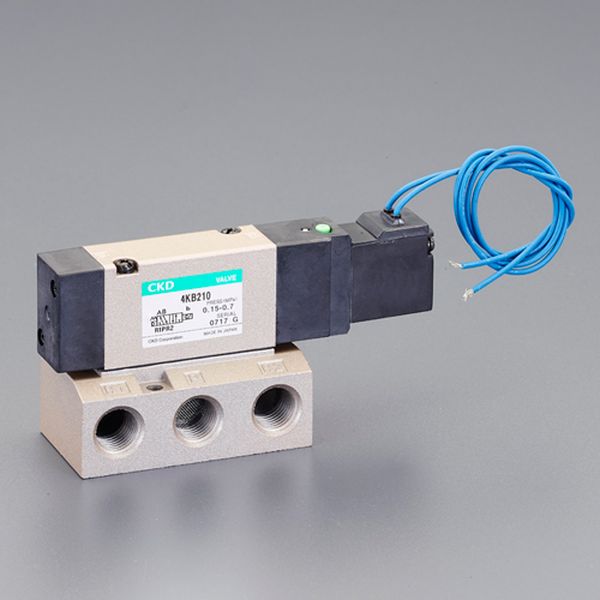 定格電圧：AC200V使用流体：圧縮空気最高使用圧力：0.7Mpa周囲温度：-5〜50℃流体温度：5〜50℃耐圧力：1.05Mpa弁の種類と操作方式：パイロット式ソフトスプール弁流量：6.3C接続口径：Rc1/4切替方向：5方向規格：4KB...
