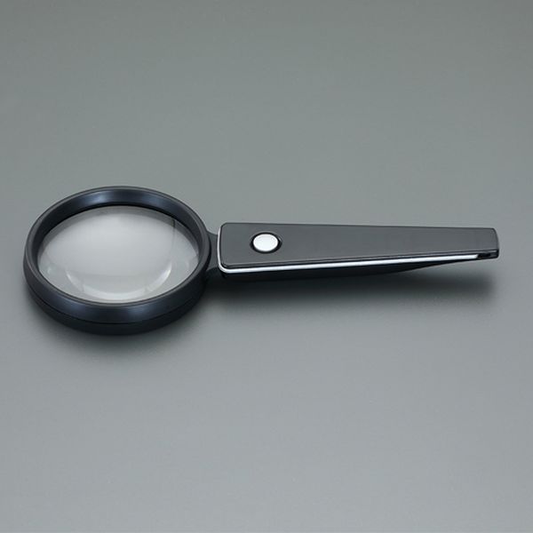 倍率：2倍レンズ：φ90mm全長：225mm光源：LED球電源：単4電池×1(別売)レンズ材質：光学アクリル樹脂・表面硬化コーティング済材質：ボディ：ABS材質・シリコンゴム、レンズ：光学アクリル樹脂スタイリッシュで、日本製です。ライトが付...