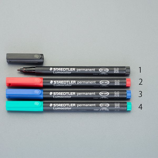 メーカー：ステッドラー（STAEDTLER）型番：317-2線幅：0.8〜1.0mmインク色：赤入数：1本長さ：141mm細字優れた定着性と耐光性により、CD-R・DVD・陶器・金属・ガラスなどにマーキング出来るペンです。ドライセーフインク...