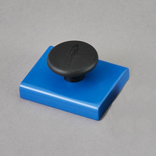材質：フェライト磁石、ゴム、金属サイズ(W×D×H)mm：60×34×14高さ：33mm耐荷重：9kg重量：150g各磁石は明るい青色のエナメルで塗装されており、位置決め用の握りやすいノブを備えています。入数：1個000012338845楽...