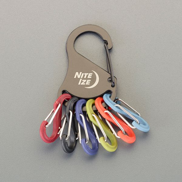 サイズ：本体：30(W)×72(H)mm カラビナ：約7×13×29(H)mm最大開口：本体：10mm カラビナ：4mm材質：本体：ステンレススチール カラビナ：プラスチック重量：20gベルト通しやバッグにつけられるキーホルダータイプ鍵をフ...