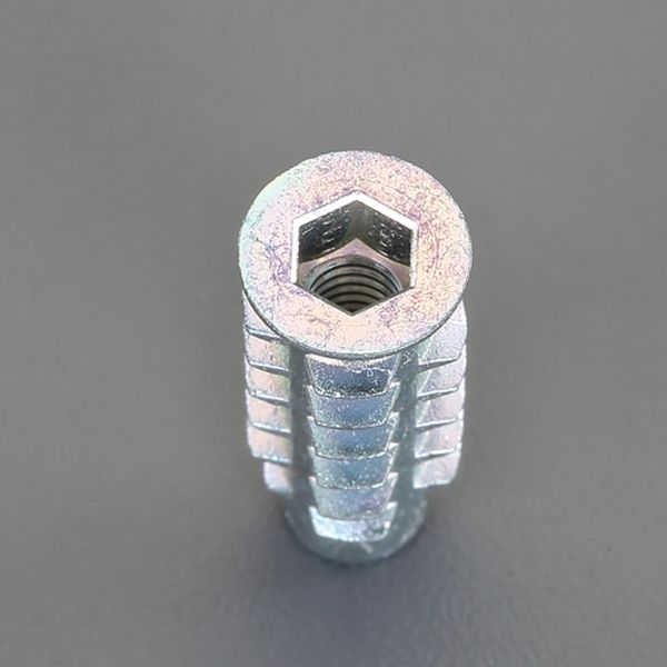 サイズ：M10×13ピッチ：1.5材質：亜鉛合金ダイカスト(三価ホワイト)全長(mm)：13入数：1個Dタイプ独立したねじ山で抜群の接合強度挿入時部材の組織破壊をさける為に開発されたツバ付タイプのねじ込み式インサートナットです。外周のテーパ...