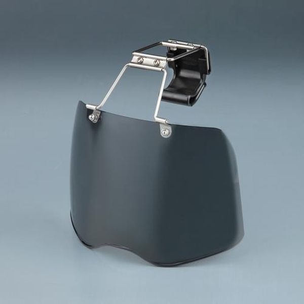 ●フェイスガードサイズ…175×116mm●材質…ポリカーボネート●レンズカラー…スモーク●ヘルメットや帽子のヒサシに差し込むだけで簡単に取付可能●紫外線を99.9％カット●眼鏡をかけたままでも使用可能●レンズの上げ下げが自由に簡単操作●差...