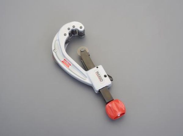 ●適合管外径(塩ビ管呼び)…1/4”〜2”(8〜50)●切断能力…10〜63mm●全長…300mm●材質…本体：アルミダイカスト●重量(g)…920●クイックアクション●塩ビ、ポリエチレン管用●ダイヤルを押し込むとブレードは早く前進します。...