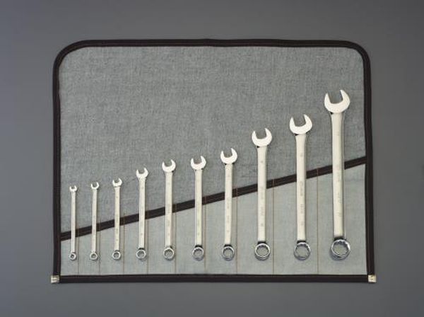 ●入組み点数…10●サイズ…5.5・7・8・10・12・13・14・17・19・22mm●全長…127〜293mm●材質…クロムバナジウム鋼●12ポイント●左右切替式●デニムツールロール付・サイズ…535×420(H)mm・材質…コットン・...