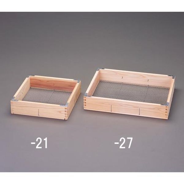 ●目合…6.0mm●サイズ…360×360×90(H)mm●材質…枠：国産杉網：亜鉛金網●四隅に隅金付で丸通しに比べ丈夫な作りです。●コンパクトなタイプでテーブルの上でも使えます。●砂・穀物等のふるい作業、育苗用の土作業用、建築現場、左官・...