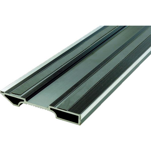 ・ワイド設計でブレずにカットできます。・滑り止用にゴムを付けています。・カッターの刃が食い込まないように両サイドステン鋼付です。・長さ測定・線引き・丸ノコガイド定規として。・全長(mm)：625・幅(mm)：88・厚さ(mm)：11・呼び寸...