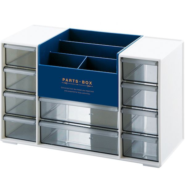 ・小物スタンド付きの便利な卓上収納です。・文房具や工具、手芸部品などを収納するのに便利です。・デスクにひとつおくだけで、卓上がスッキリとまとまります。・本体中央の引き出しは、はがきが入るサイズです。・大き目の引き出しはCDサイズの物まで収納...