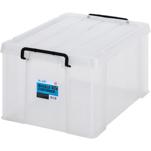 ・プラスチックバックル仕様のフタ付コンテナです。・収納に。・容量(L)：58.7・色：クリア・外形寸法(mm)間口：624・外形寸法(mm)奥行：450・外形寸法(mm)高さ：330・有効内寸(mm)間口：522・有効内寸(mm)奥行：37...