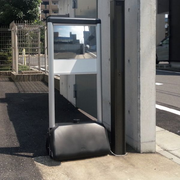 ・ミラーが設置できない場所に、移動も便利なキャスター付です。・出っ張らないので違和感のないデザインです。・道路の死角から来る人や自転車などを確認できます。・駐車場出入口の安全確認に。・幅(mm)：405・高さ(mm)：300・像大きさ(曲面...