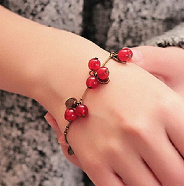 商品説明 ベリーの実のようなビーズがつらなった可愛いブレスレット。 華やかな印象でカジュアルシーンにぴったりです。 商品仕様 全長 約22cm(17＋5cm) ビーズ直径 約8mm 重量 約10g 素材 合金、ガラスビーズ 保証について ■...