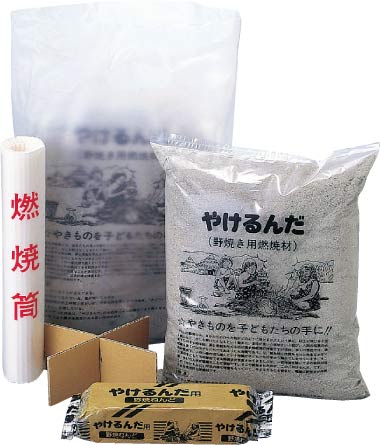【商品内容】 ●特殊燃焼材・・・1 ●十字ダンボール・・・1　 ●燃焼筒・・・1　 ●特殊粘土・・・標準500g安全に確実に野焼きができる簡単キット 自分たちが作った物が、どのように焼けるか？ という夢と粘土が焼けると固く強くなり、水にも溶...