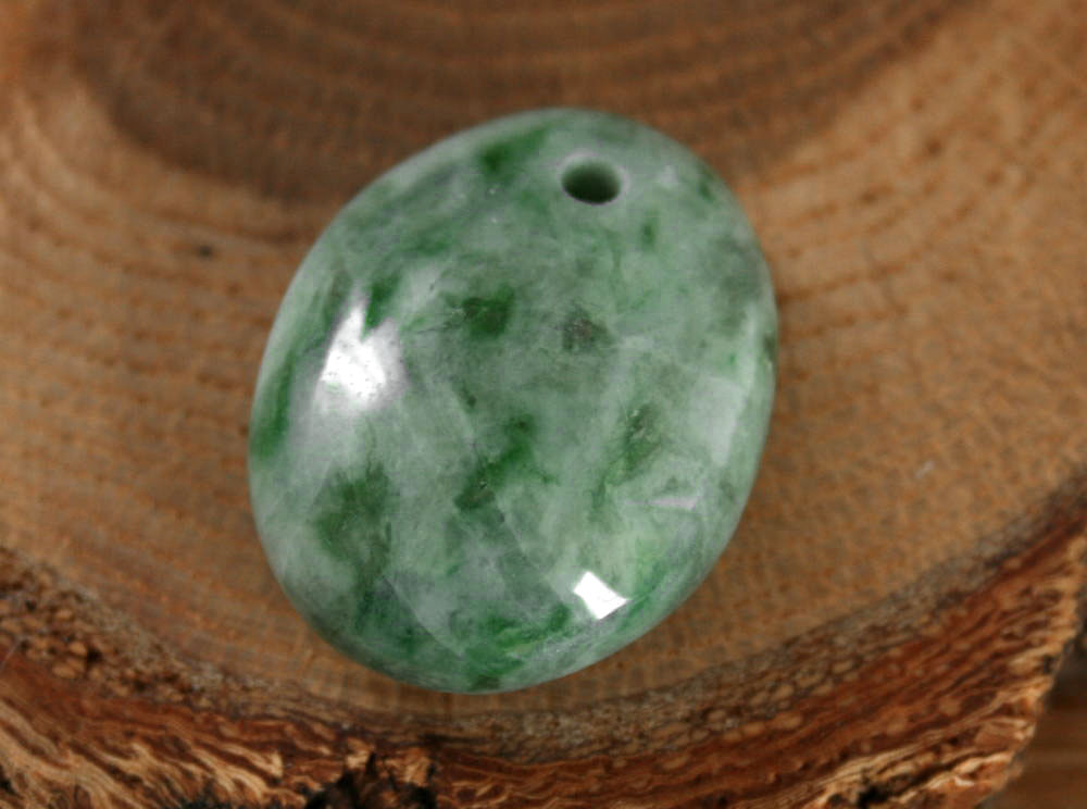 産地　：　糸魚川産（小滝川産） 制作　：　陽春 作 　　　　　長野県の翡翠工芸師 サイズ：　26mm*20mm*8mm 穴径　：　2mm 　この翡翠は地元糸魚川の天津神社(安産、合格、家内・交通安全)・ 奴奈川神社(縁結び)にてお清め（翡翠...